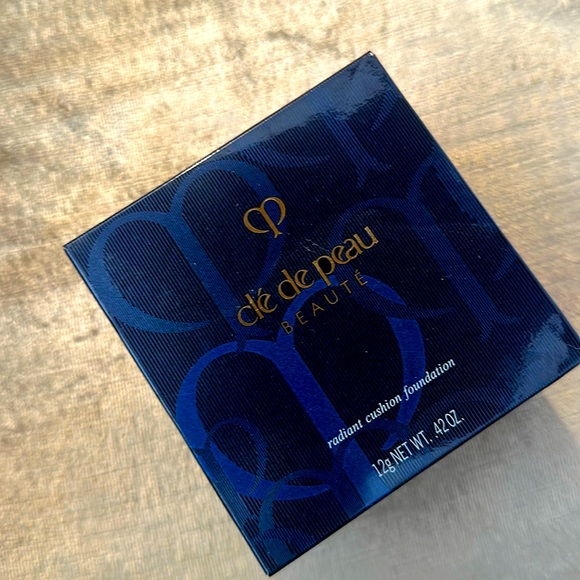 cle de peau | Makeup | Cle De Peau Raduant Cushion Foundation Color Oso ...